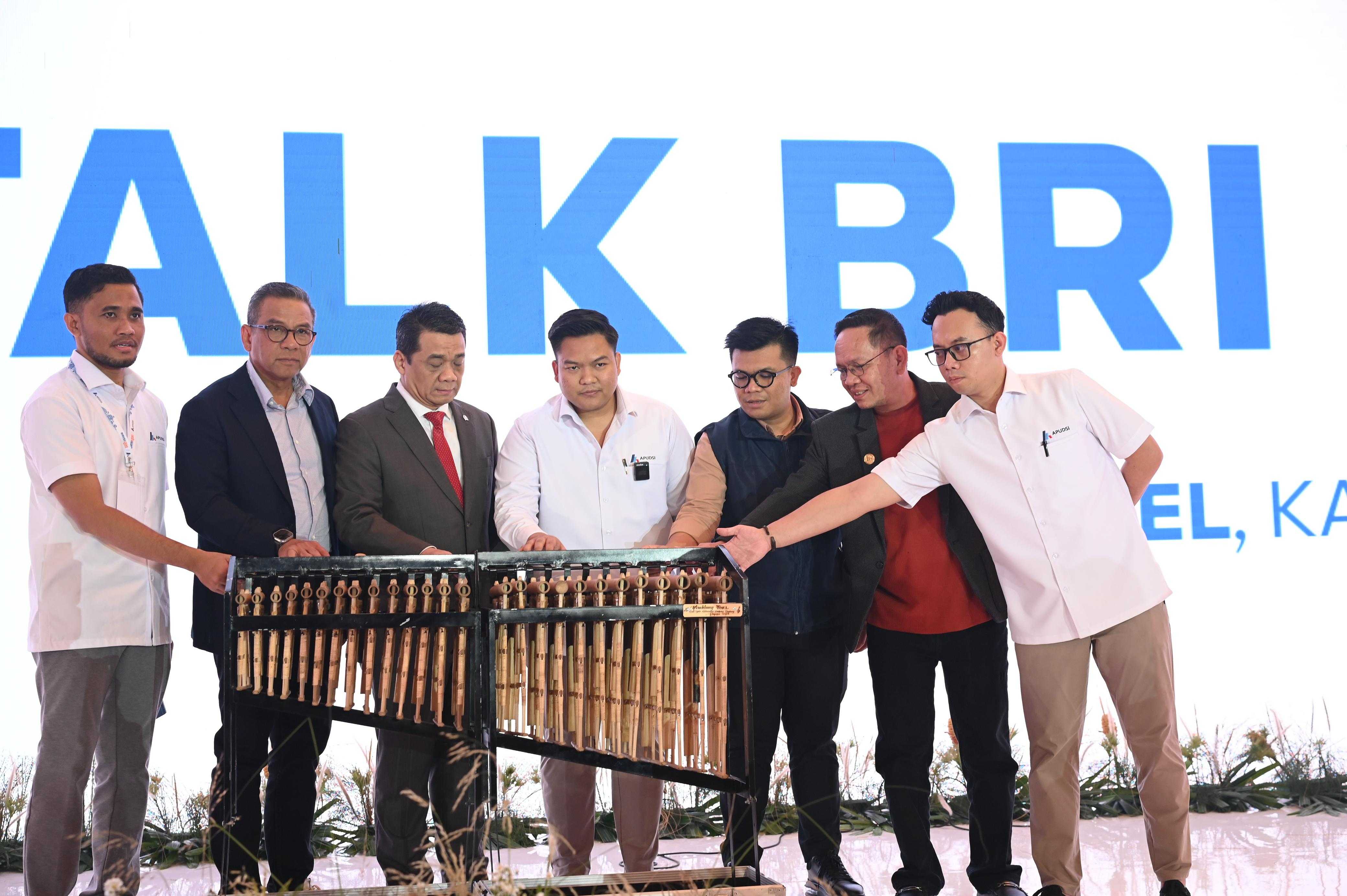 Resmi Dilantik, Menteri Desa Optimis Ketua APUDSI Maulidan Isbar ...