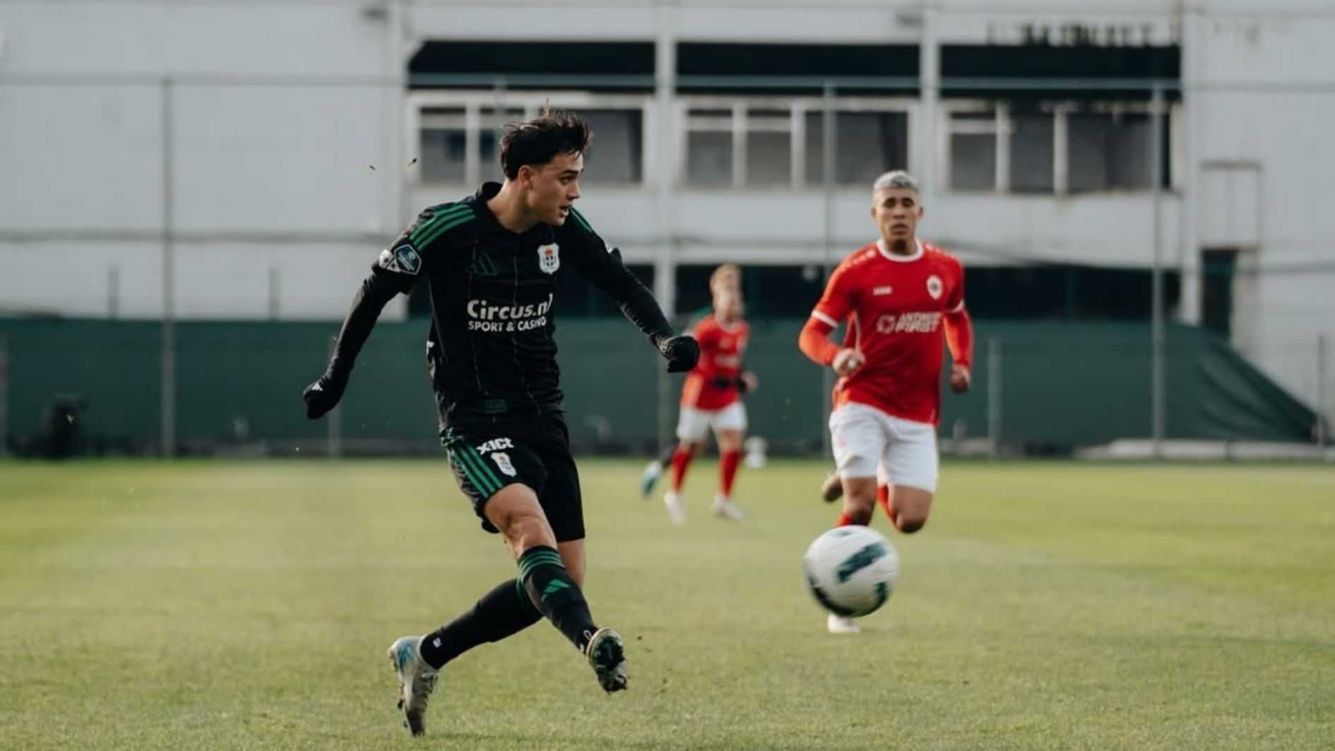 Pemain Timnas Eliano Reijnders Resmi Berseragam Persib Bandung ...