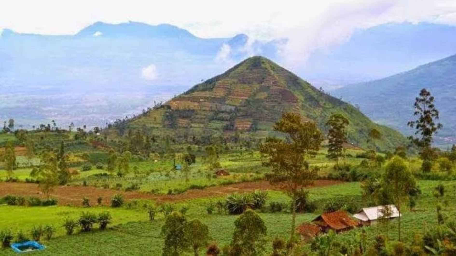Mengenal Gunung Sadahurip, Daya Tarik Alam Berbentuk Piramida ...