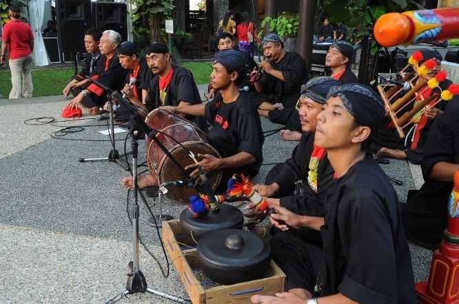15 Lagu Sunda Terpopuler Sepanjang Masa: Warisan Melodi Priangan ...